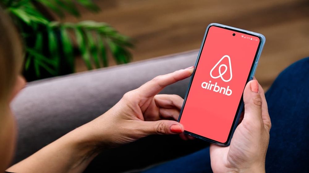 Airbnb's SWOT Analysis: Growth Challenges Amid Expansion Efforts ...